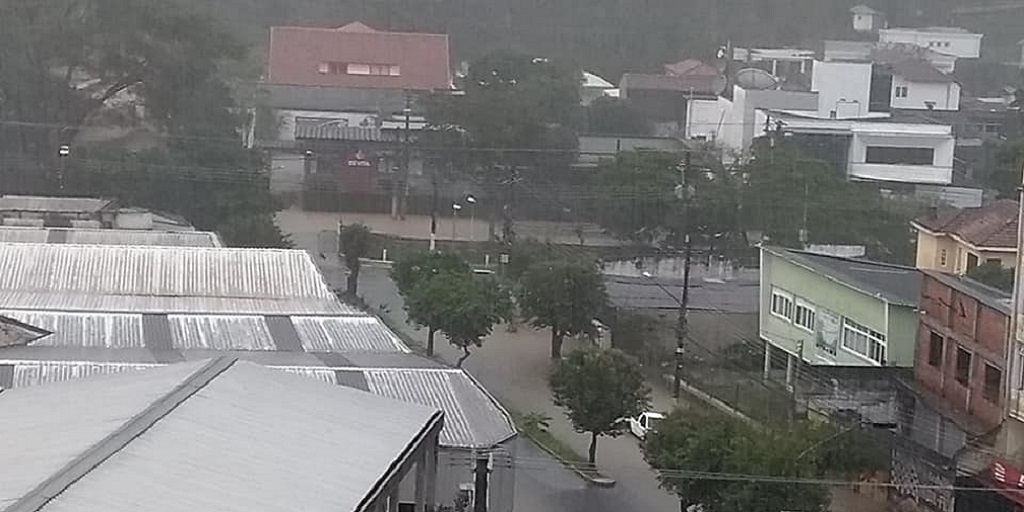 Fortes chuvas deixam três desalojados e abre cratera em bairro de Nova ... Fortes chuvas deixam três desalojados e abre cratera em bairro de Nova ...